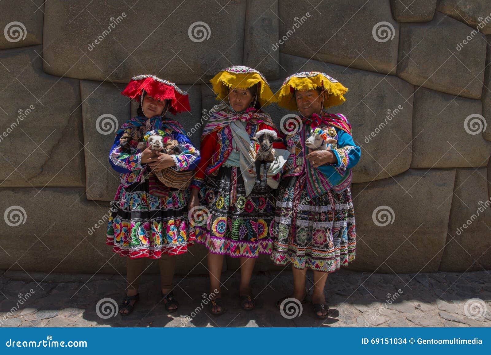 Peruvian ladies editorial stock image. Image of mountain - 69151034
