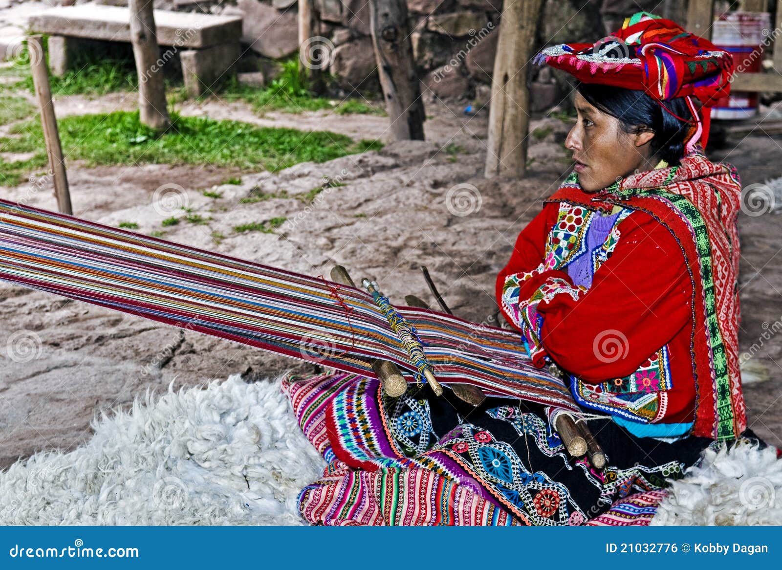 Peruvian woman weaving editorial photo. Image of handcraft - 21032776