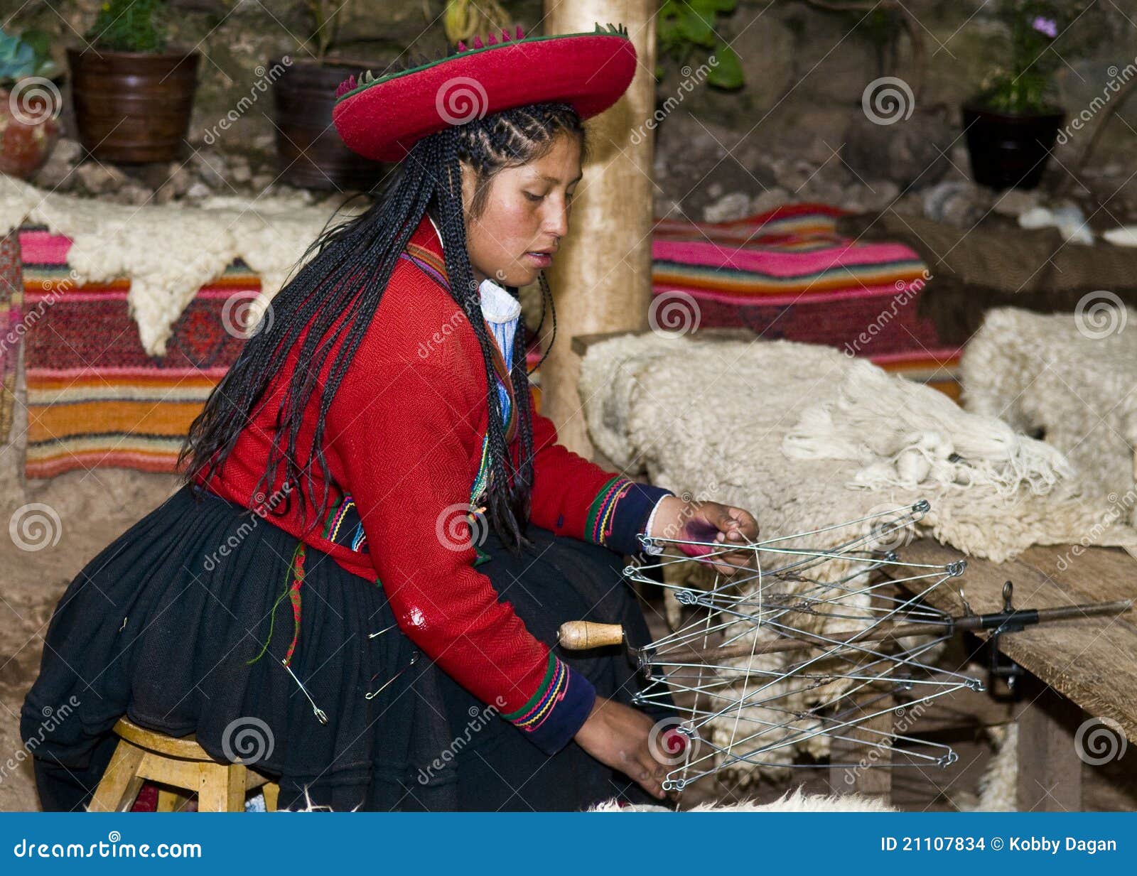 Peruvian woman weaving editorial stock image. Image of cuzco - 21107834