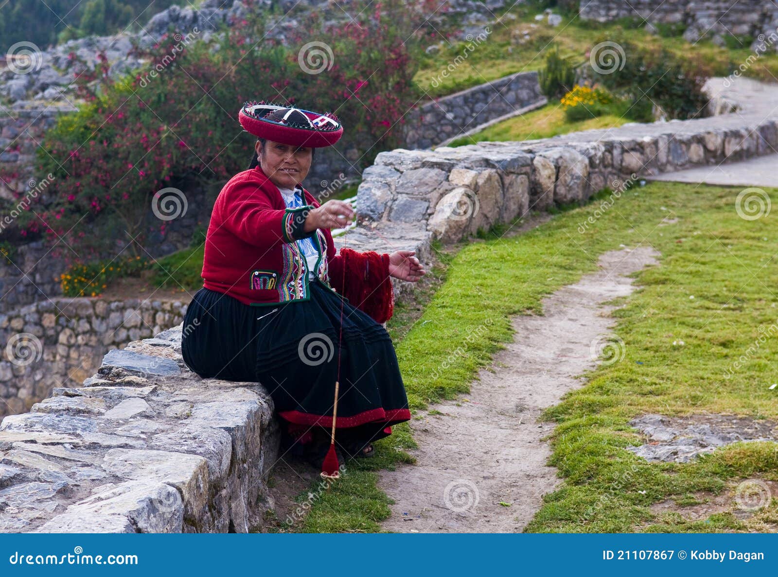 Peruvian woman weaving editorial photography. Image of handcraft - 21107867