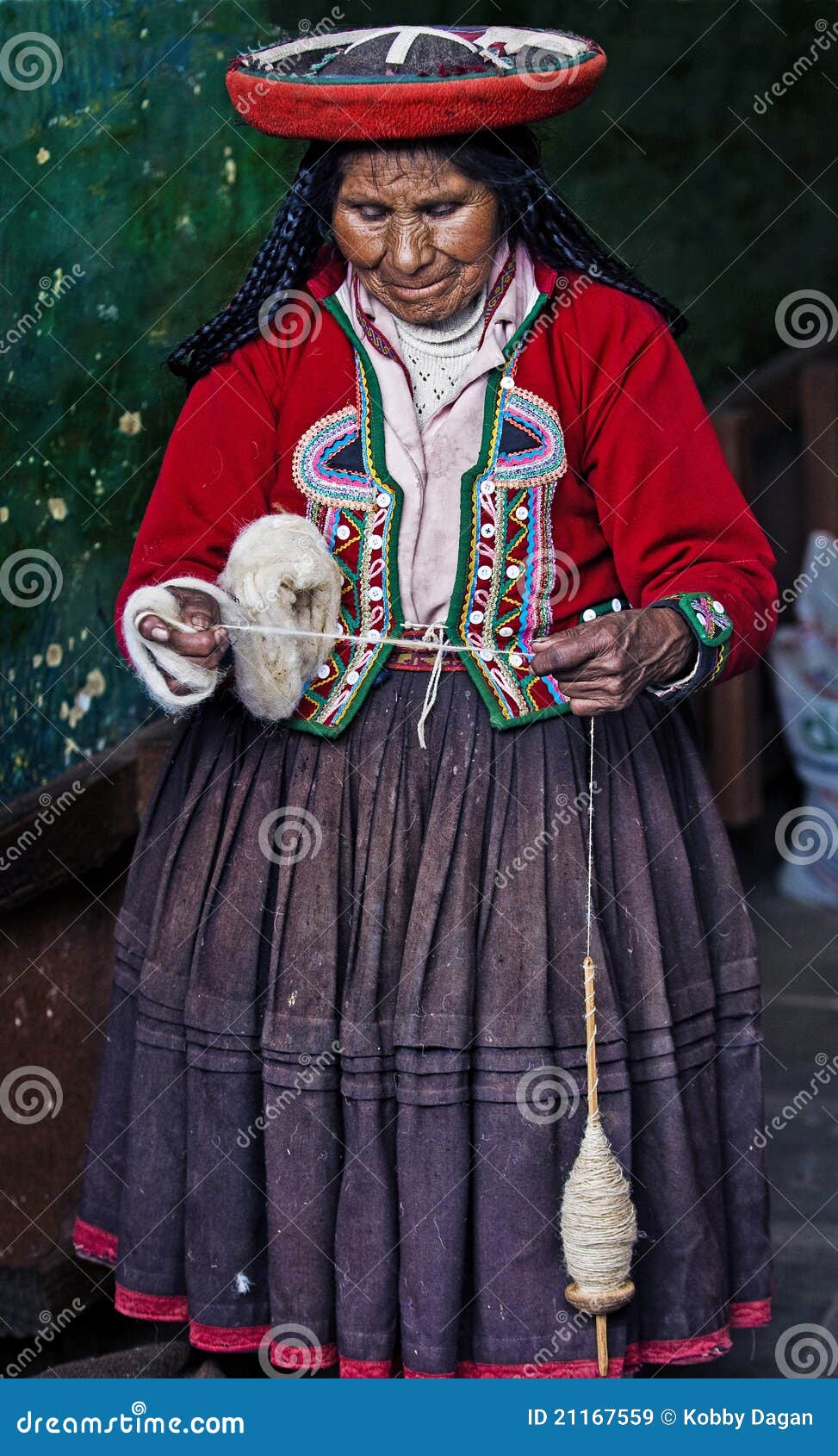Peruvian woman weaving editorial stock image. Image of america - 21167559