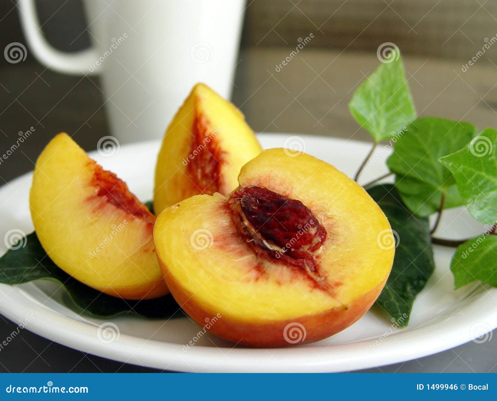 Perzik stock foto. Image of vers, lunch, perziken, nagerecht - 1499946