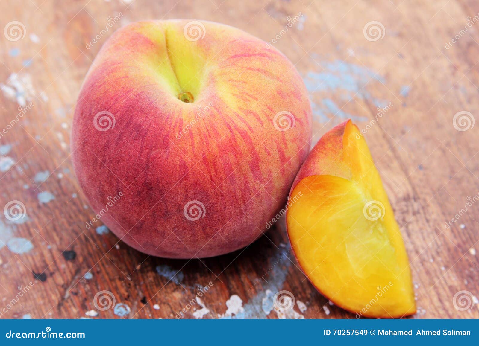 Perzik stock afbeelding. Image of houten, vrucht, veganistisch - 70257549