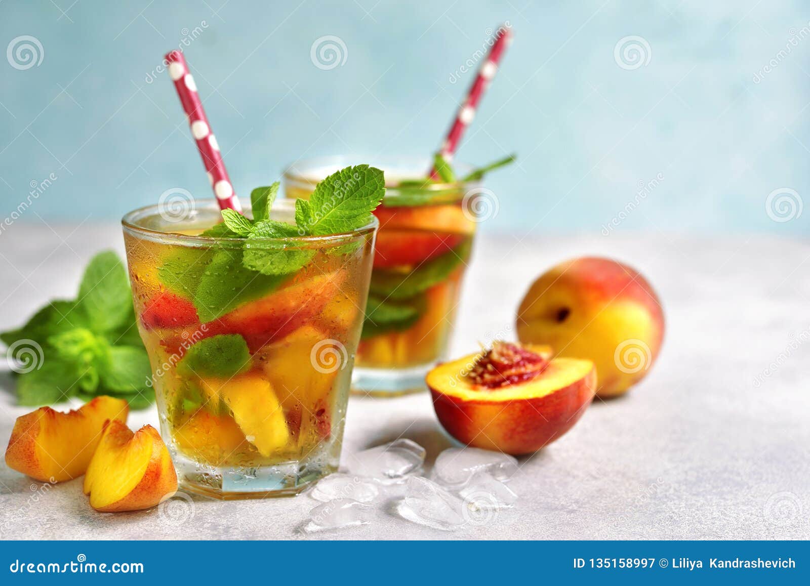 Perzik Bevroren Thee Met Munt Stock Afbeelding - Image of citroen ...