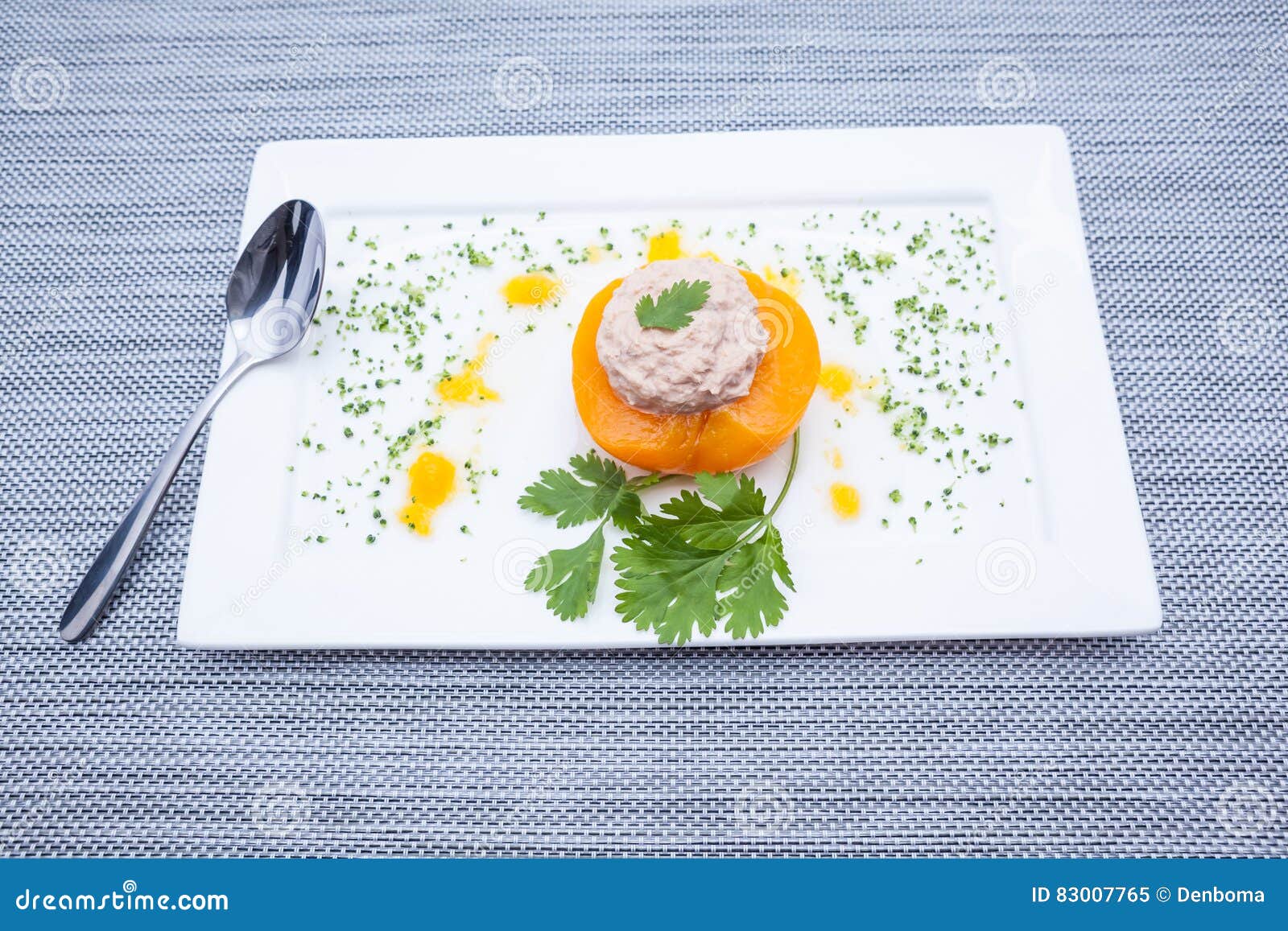 Perzik met tonijn stock afbeelding. Image of tonijn, perzik - 83007765