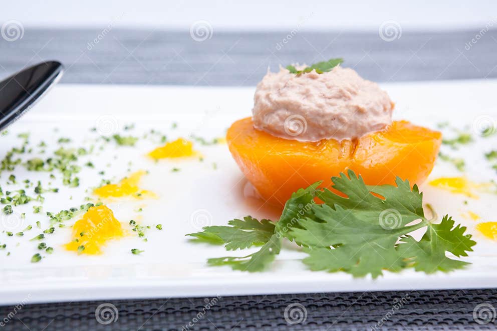 Perzik met tonijn stock foto. Image of voedsel, diner - 83008424