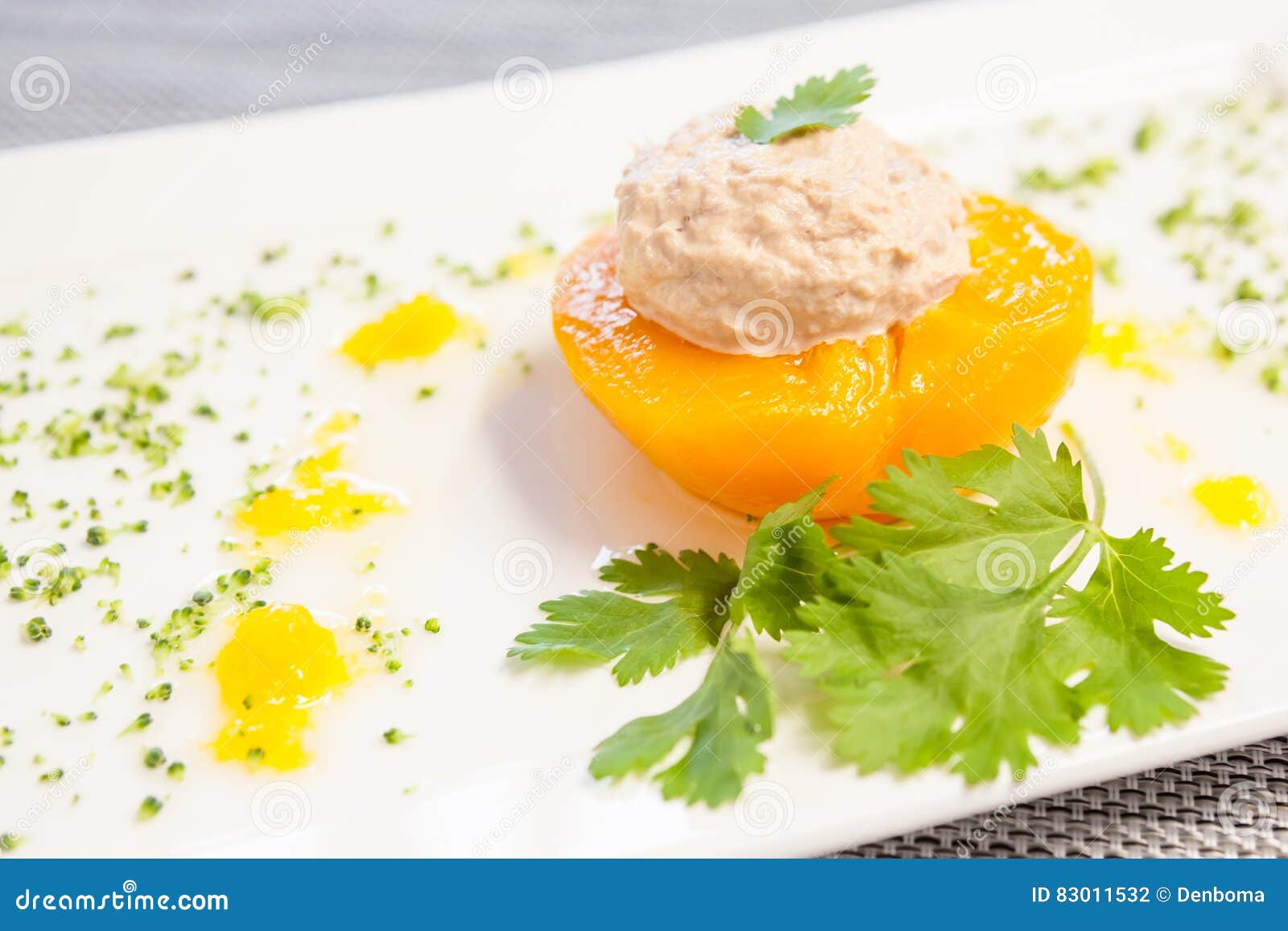 Perzik met tonijn stock foto. Image of half, plak, nectarines - 83011532