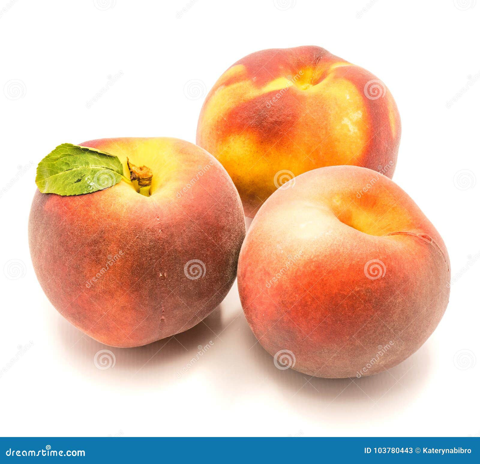 Perzik op wit stock afbeelding. Image of gevoelig, groep - 103780443