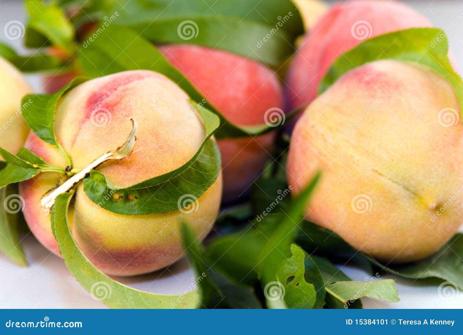 Perziken op Lijst stock afbeelding. Image of perzik, kleur - 15384101