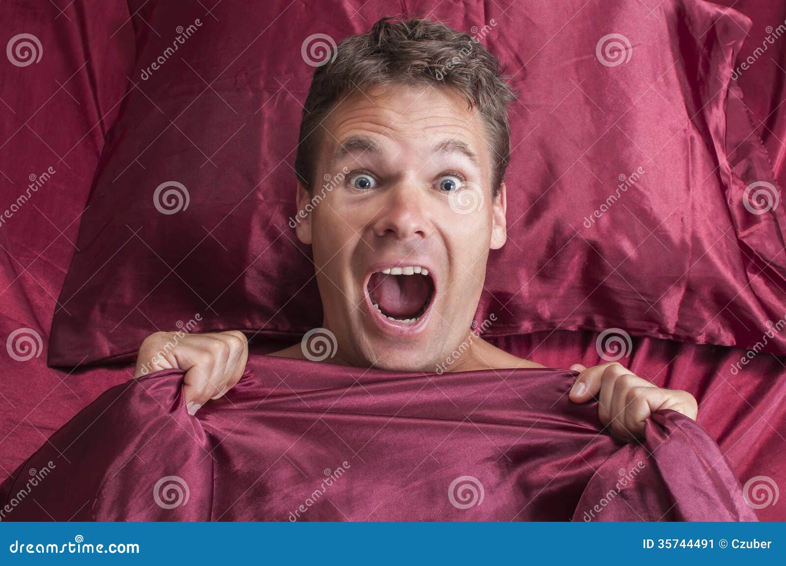 Pesadelo na cama imagem de stock. Imagem de pânico, horizontal - 35744491