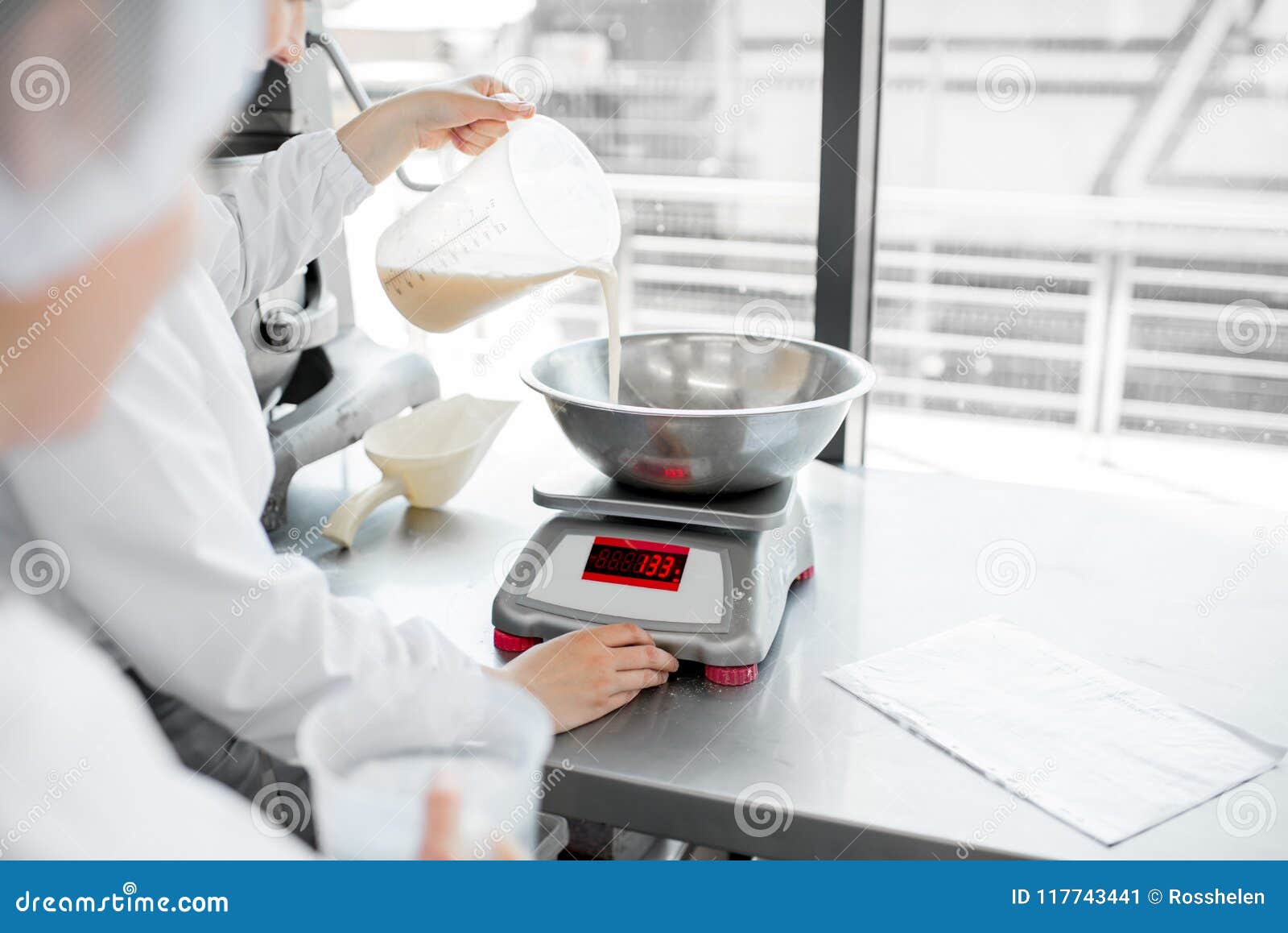 Pesaje De Los Ingredientes Para Cocer Imagen de archivo - Imagen de ...