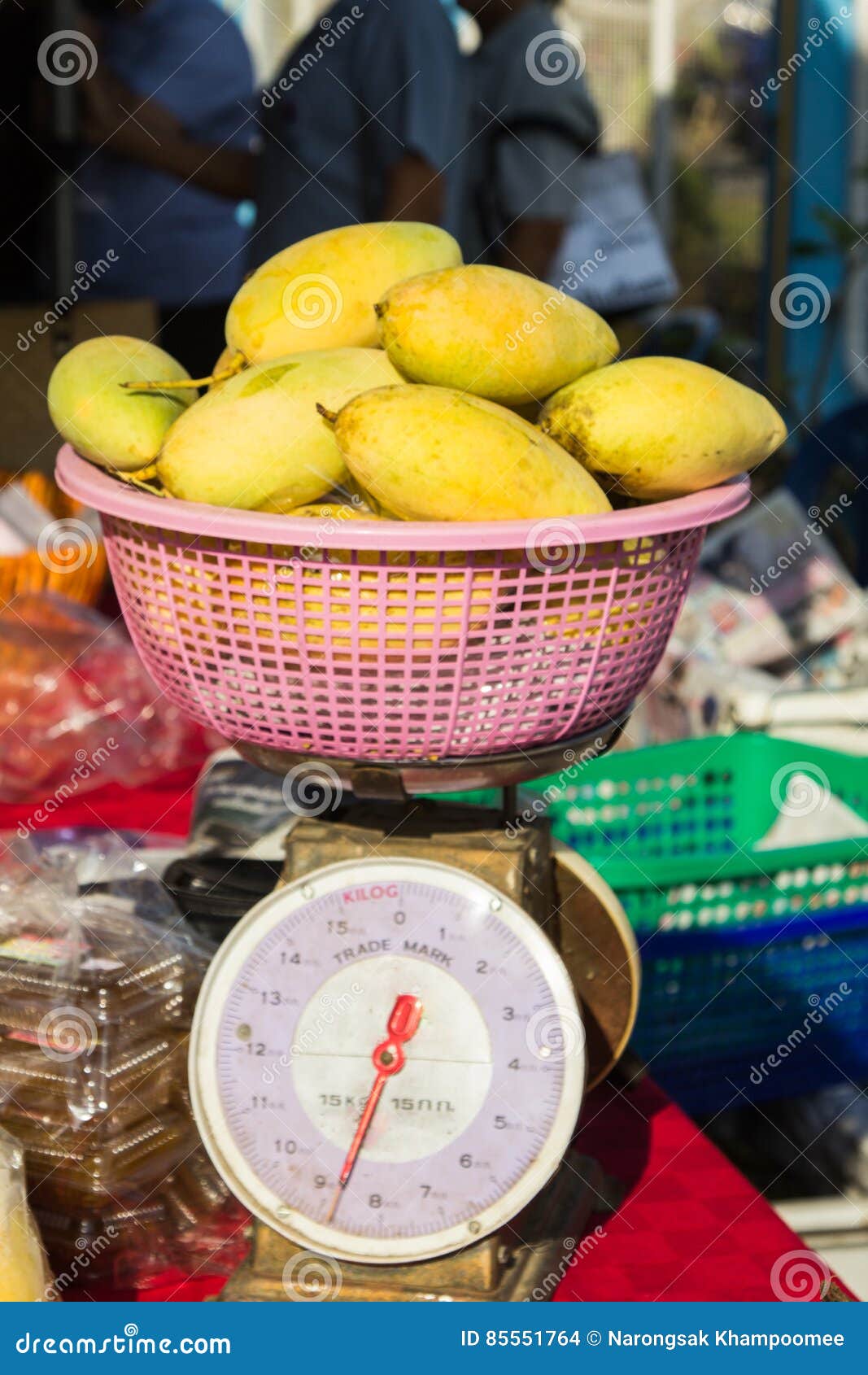 Pesaje del mango foto de archivo. Imagen de mangos, vendido - 85551764