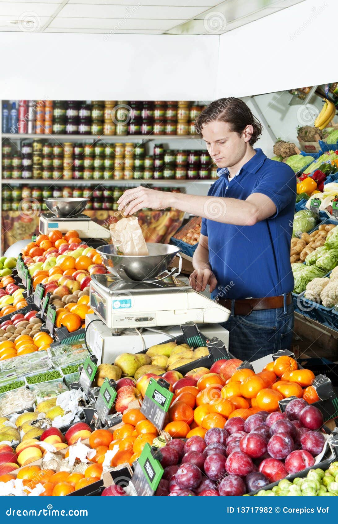 Pesando frutas frescas foto de stock. Imagem de loja - 13717982