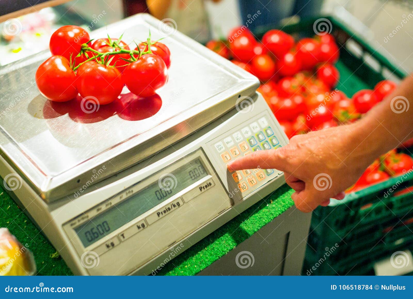 Pesando tomates foto de stock. Imagem de vegetariano - 106518784