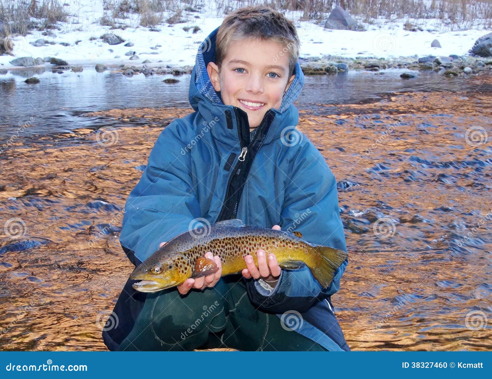 Pesca Da Criança - Guardando Uma Grande Truta Foto de Stock - Imagem de ...