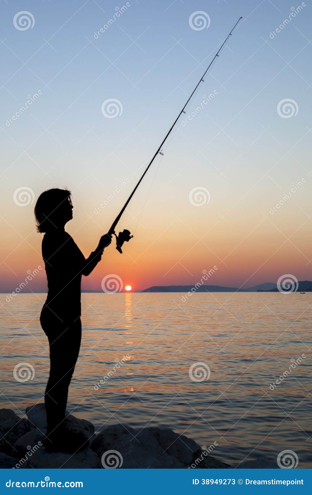 Pesca De La Silueta De La Mujer En Roca Imagen de archivo - Imagen de ...