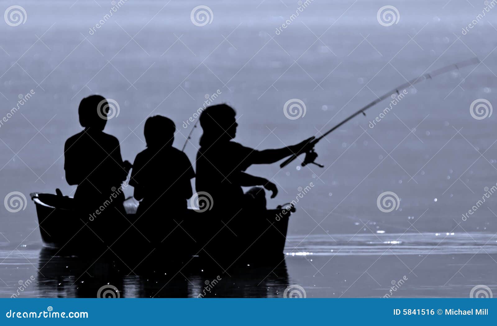 Pesca de tres muchachos foto de archivo. Imagen de molde - 5841516