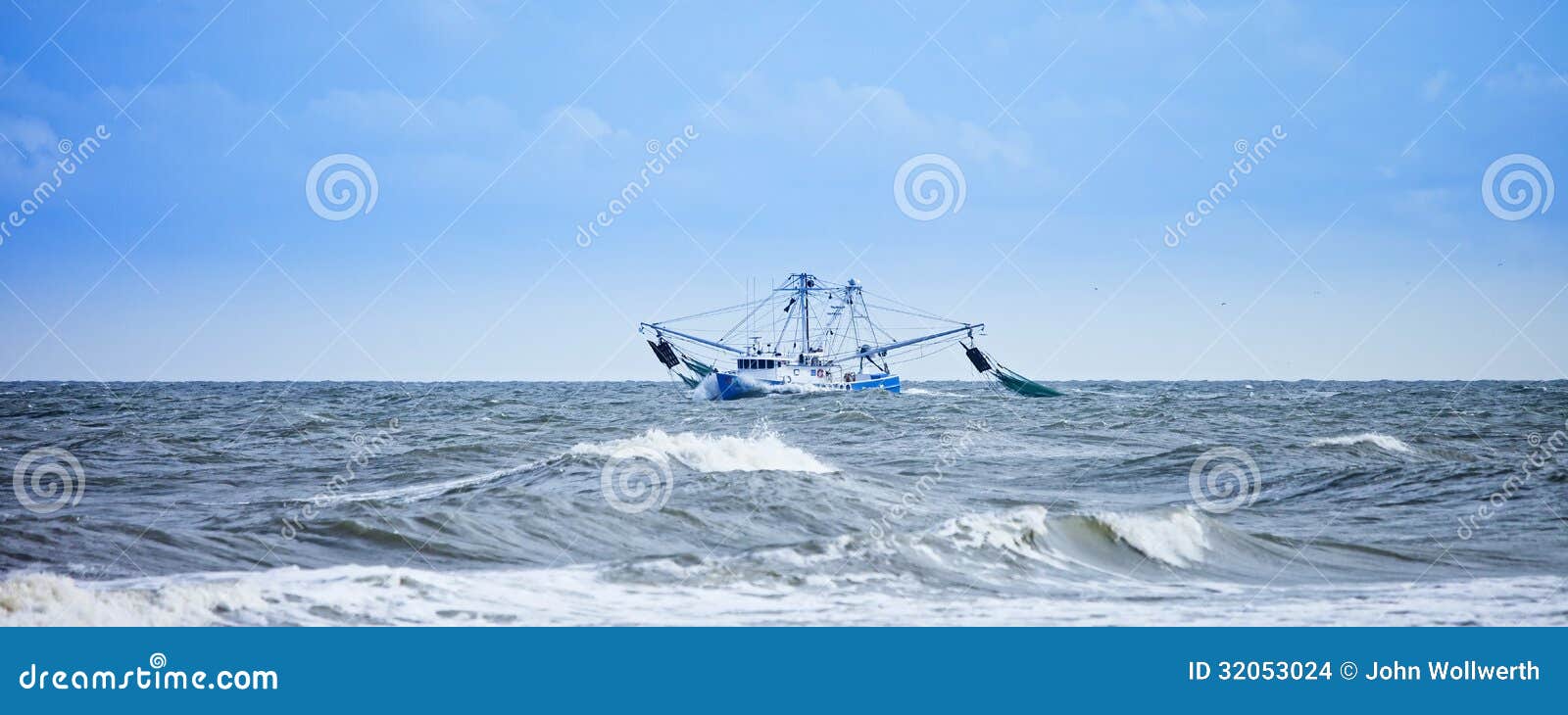 Pesca Del Peschereccio in Mari Agitati Fotografia Stock - Immagine di ...