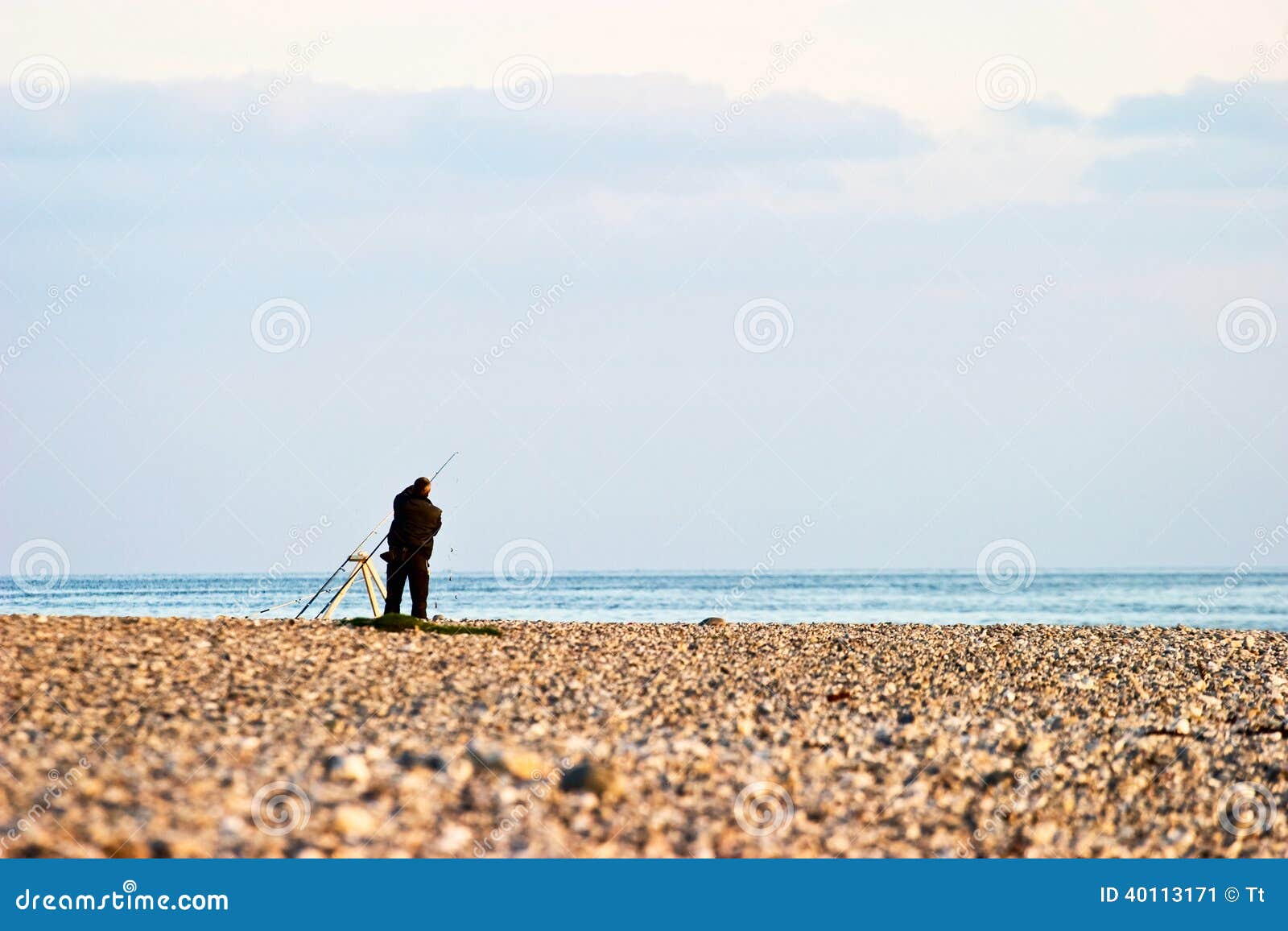 Pesca en la playa imagen de archivo. Imagen de paisaje - 40113171