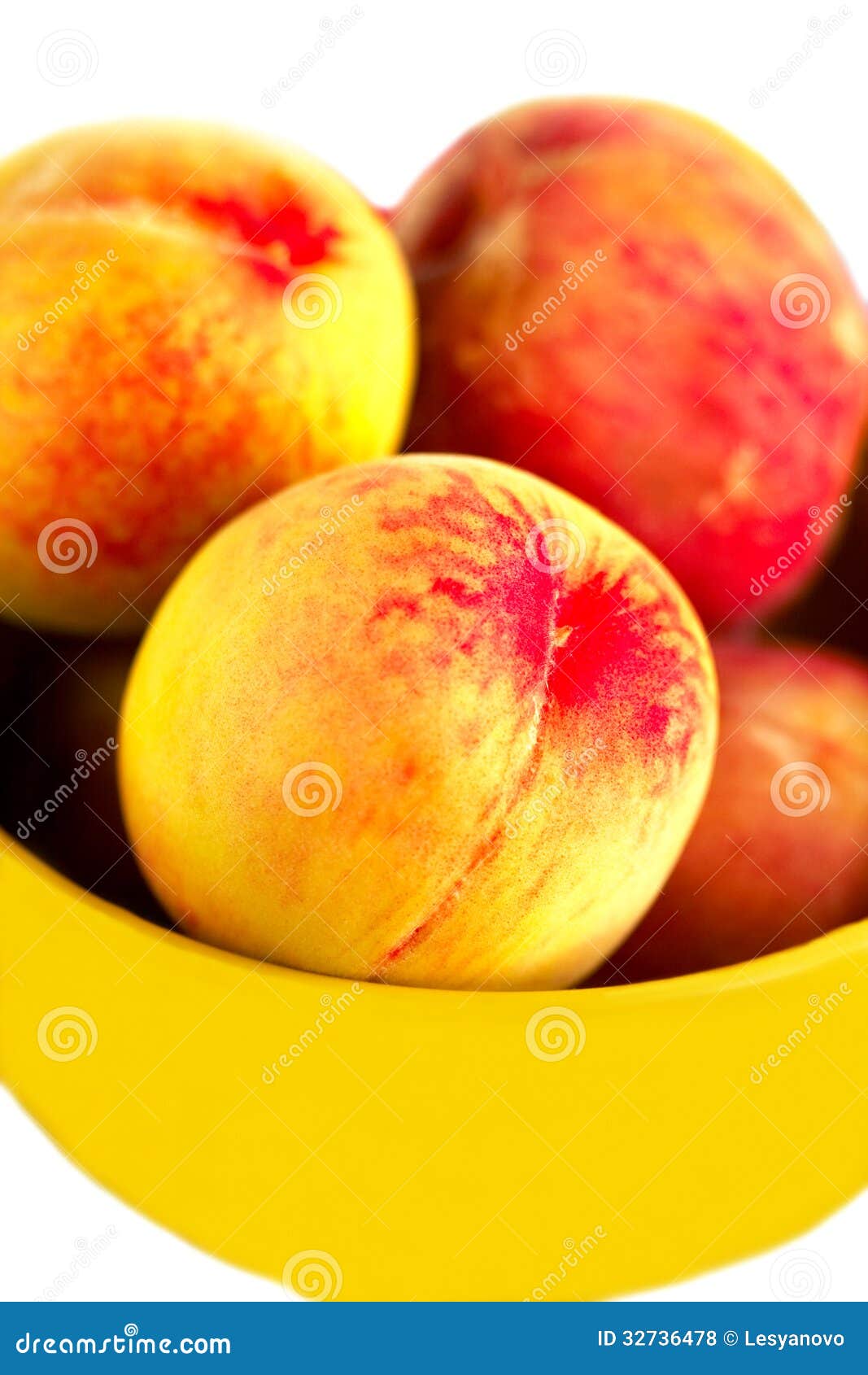 Pesca Ricca Nel Piatto Giallo Fotografia Stock - Immagine di pieno ...