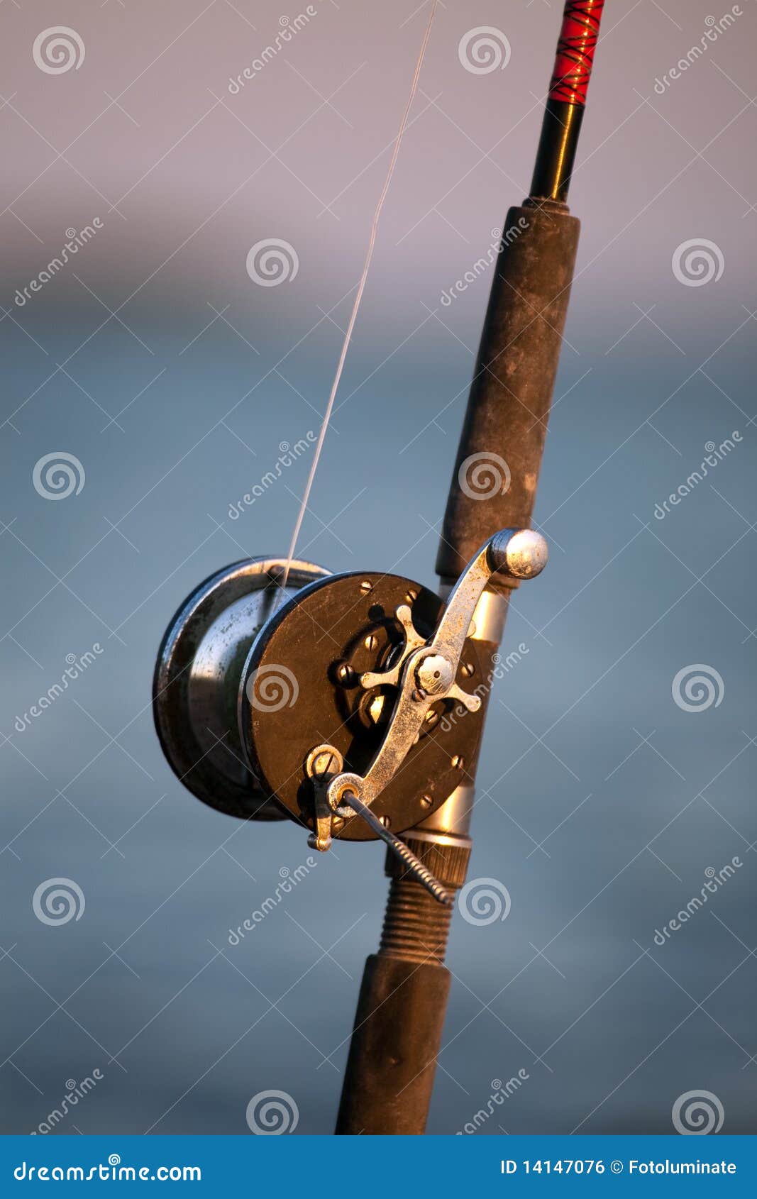 Pesca Rod Y Carrete De La Vendimia Foto de archivo - Imagen de carrete ...