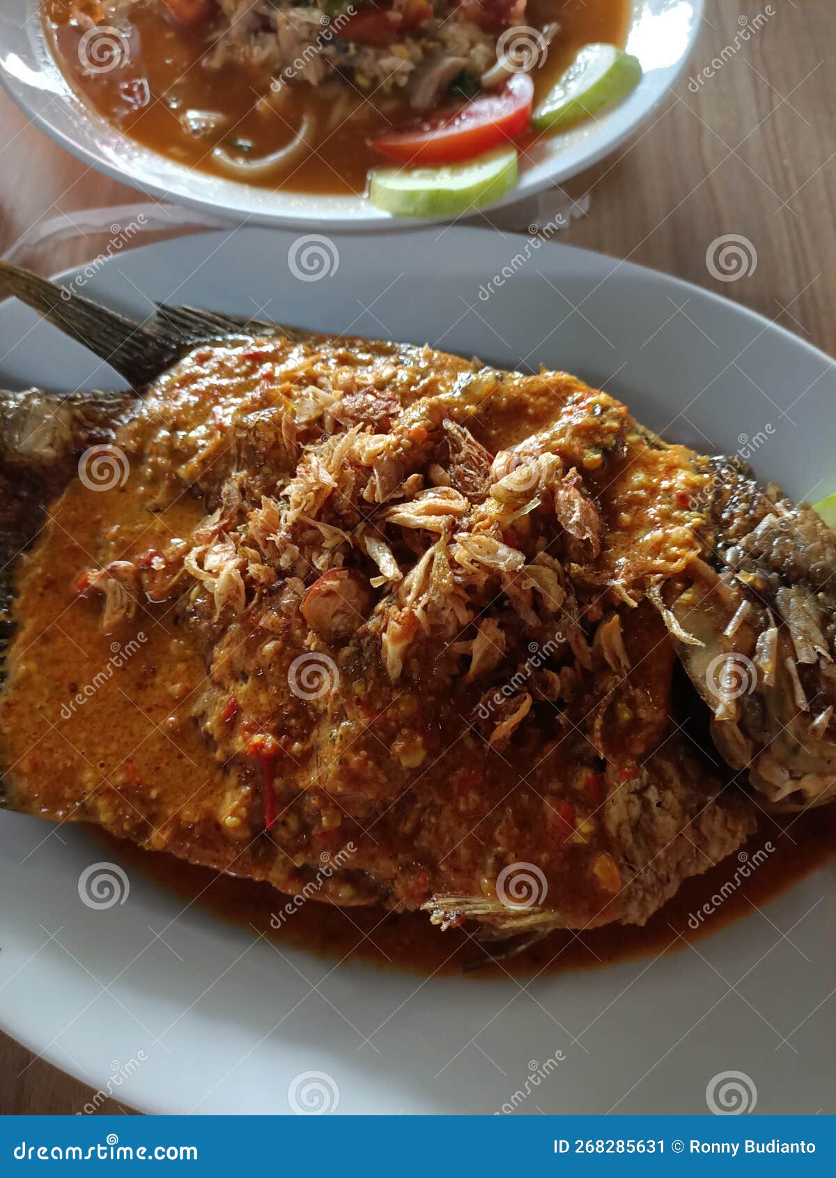 Pescado Frito Con Salsa De Chile Imagen de archivo - Imagen de carne ...