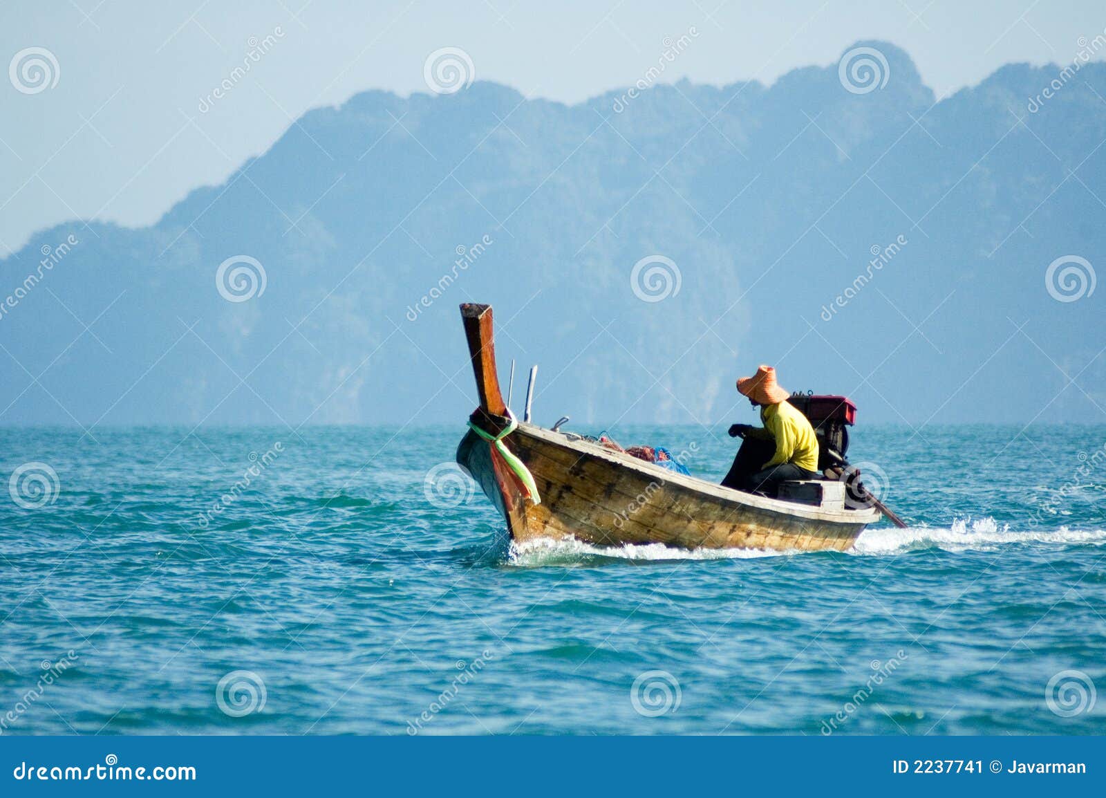 Pescador en un barco imagen de archivo. Imagen de pescador - 2237741