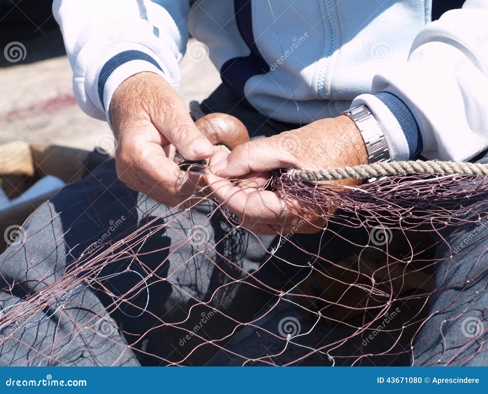 Pescatori Che Riparano Le Reti Da Pesca Fotografia Stock - Immagine di ...