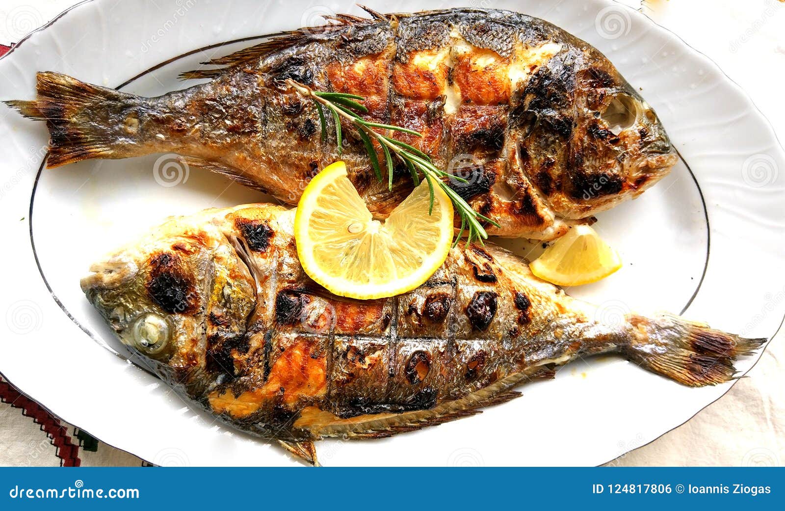 Pesce Arrostito, Orata, Dorada Sul Piatto Fotografia Stock - Immagine ...