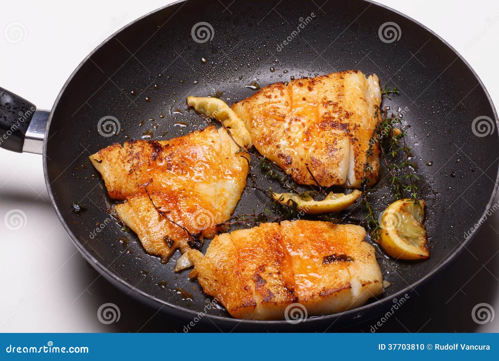 Pesce Che Cucina in Padella Fotografia Stock - Immagine di torrefazione ...