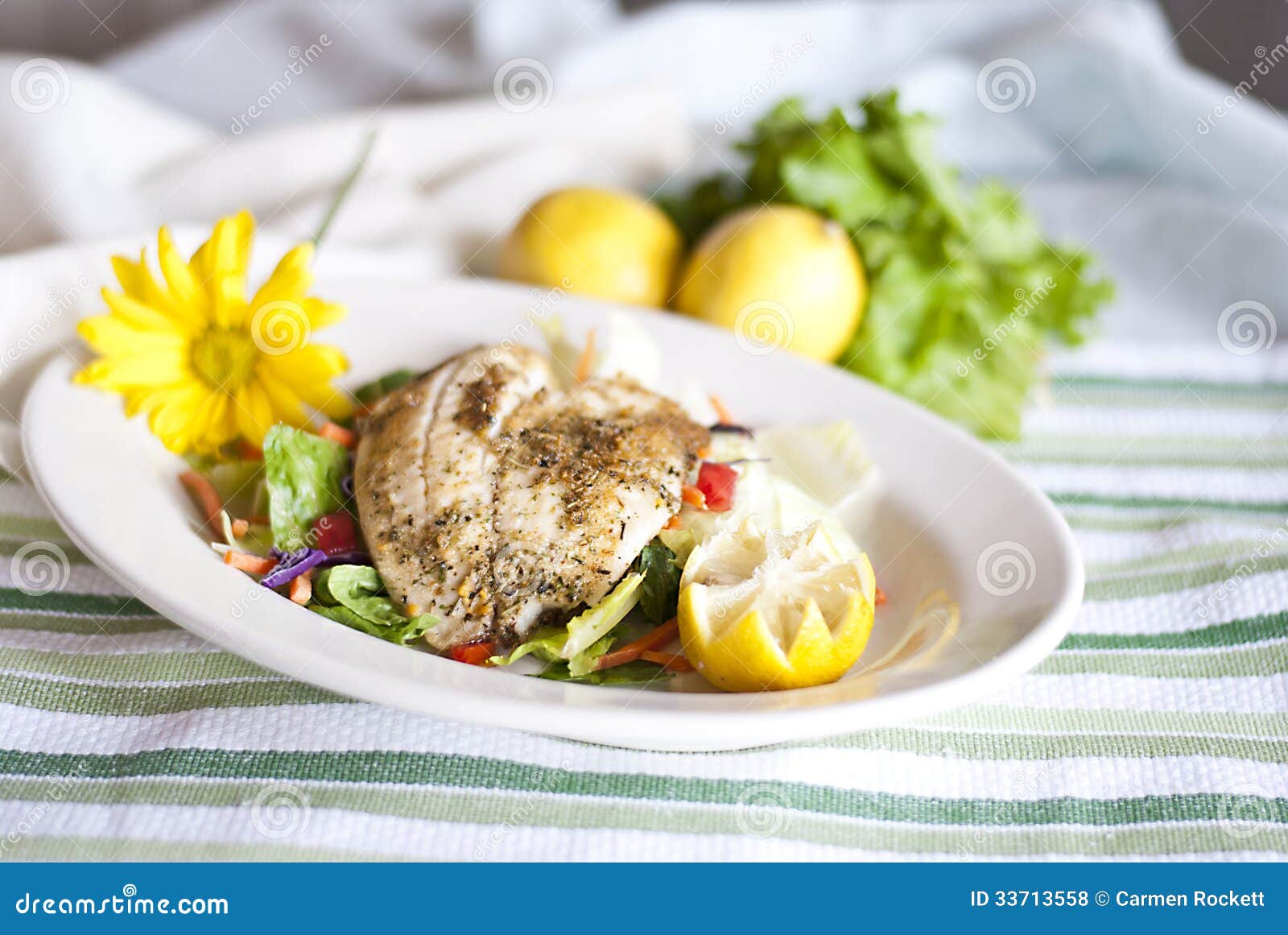 Pesce cotto alla griglia fotografia stock. Immagine di pasto - 33713558