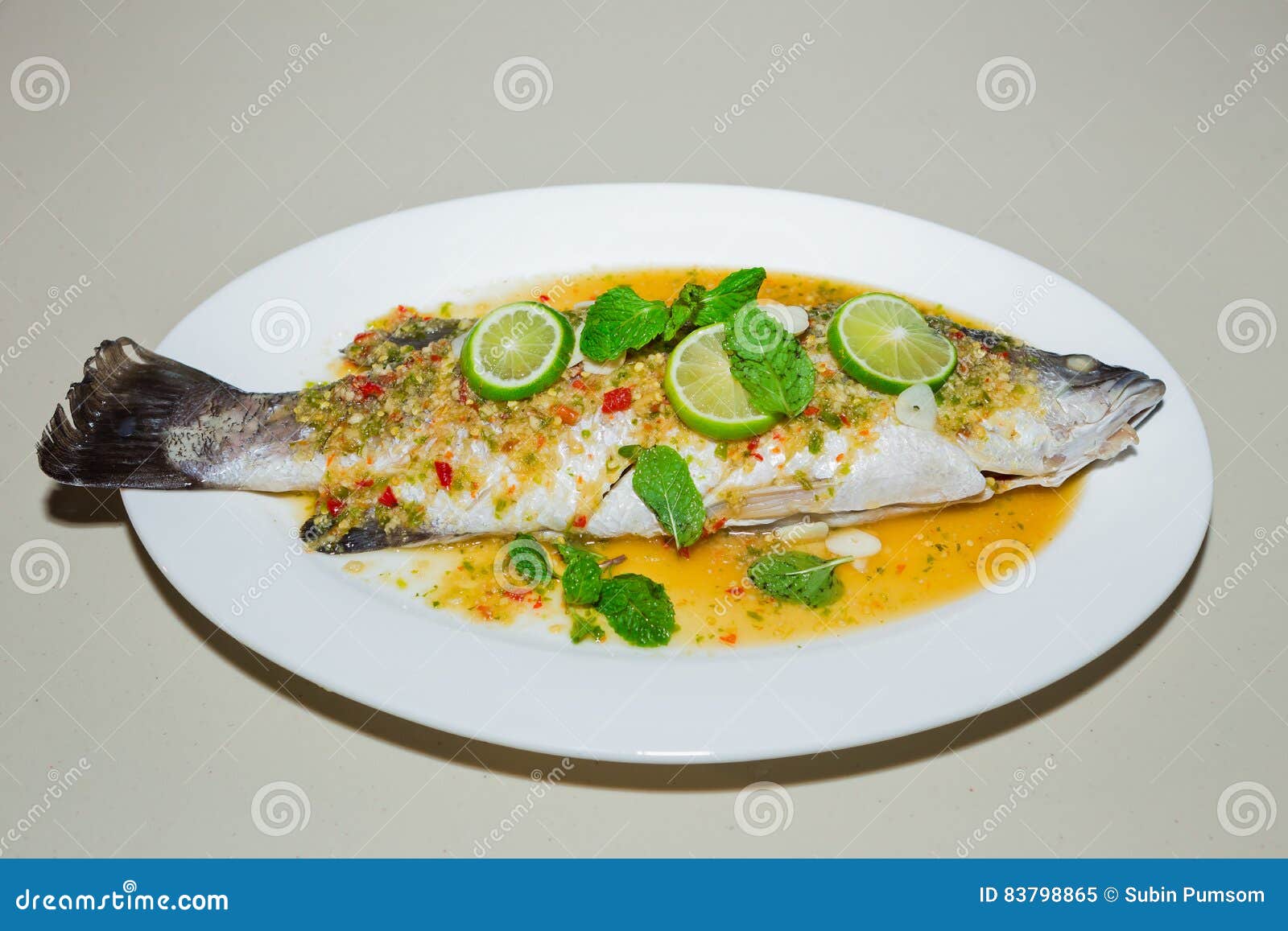 Pesce Cotto a Vapore in Salsa Del Limone Immagine Stock - Immagine di ...