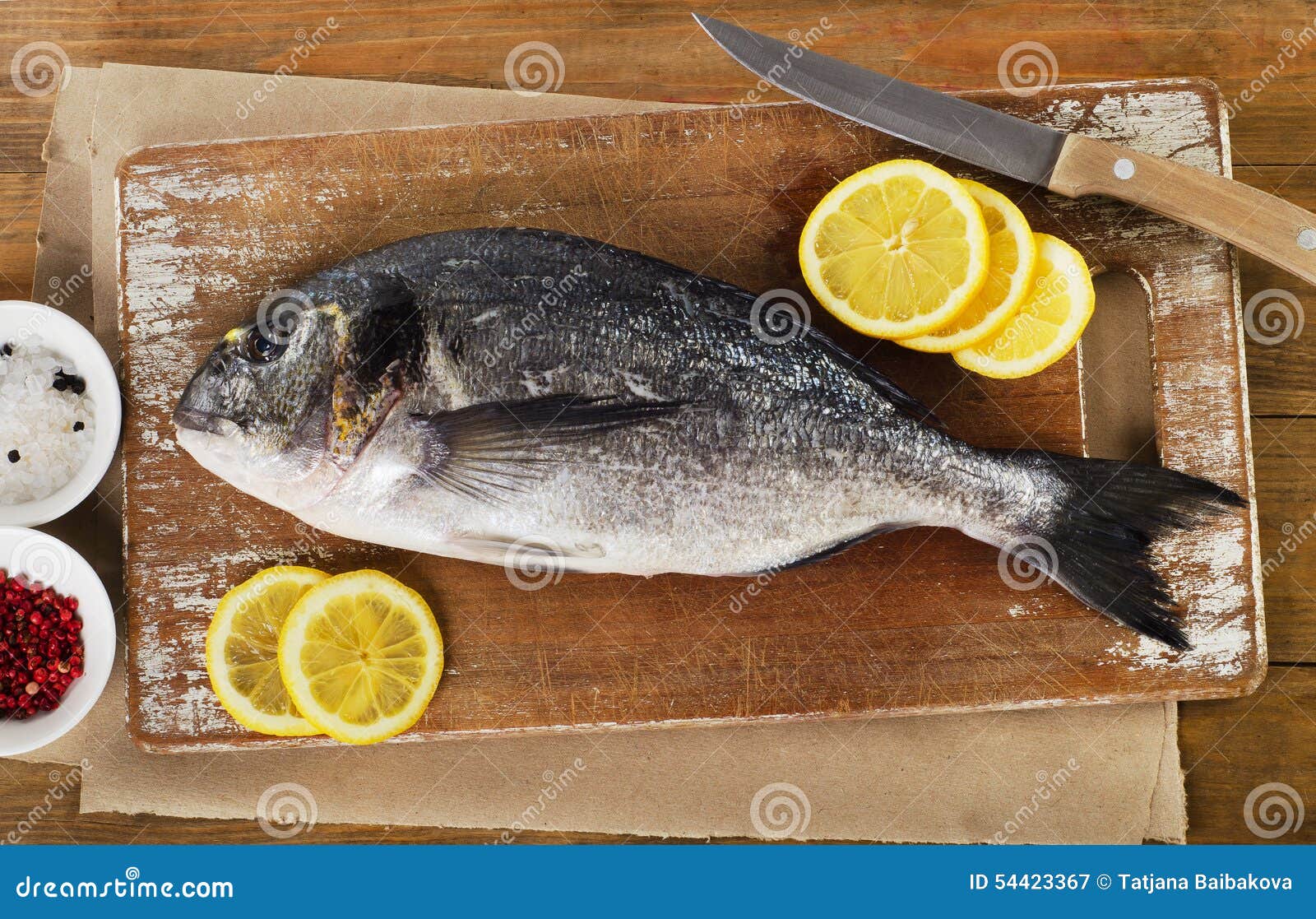 Pesce Crudo Fresco Su Un Tagliere Immagine Stock - Immagine di seafood ...