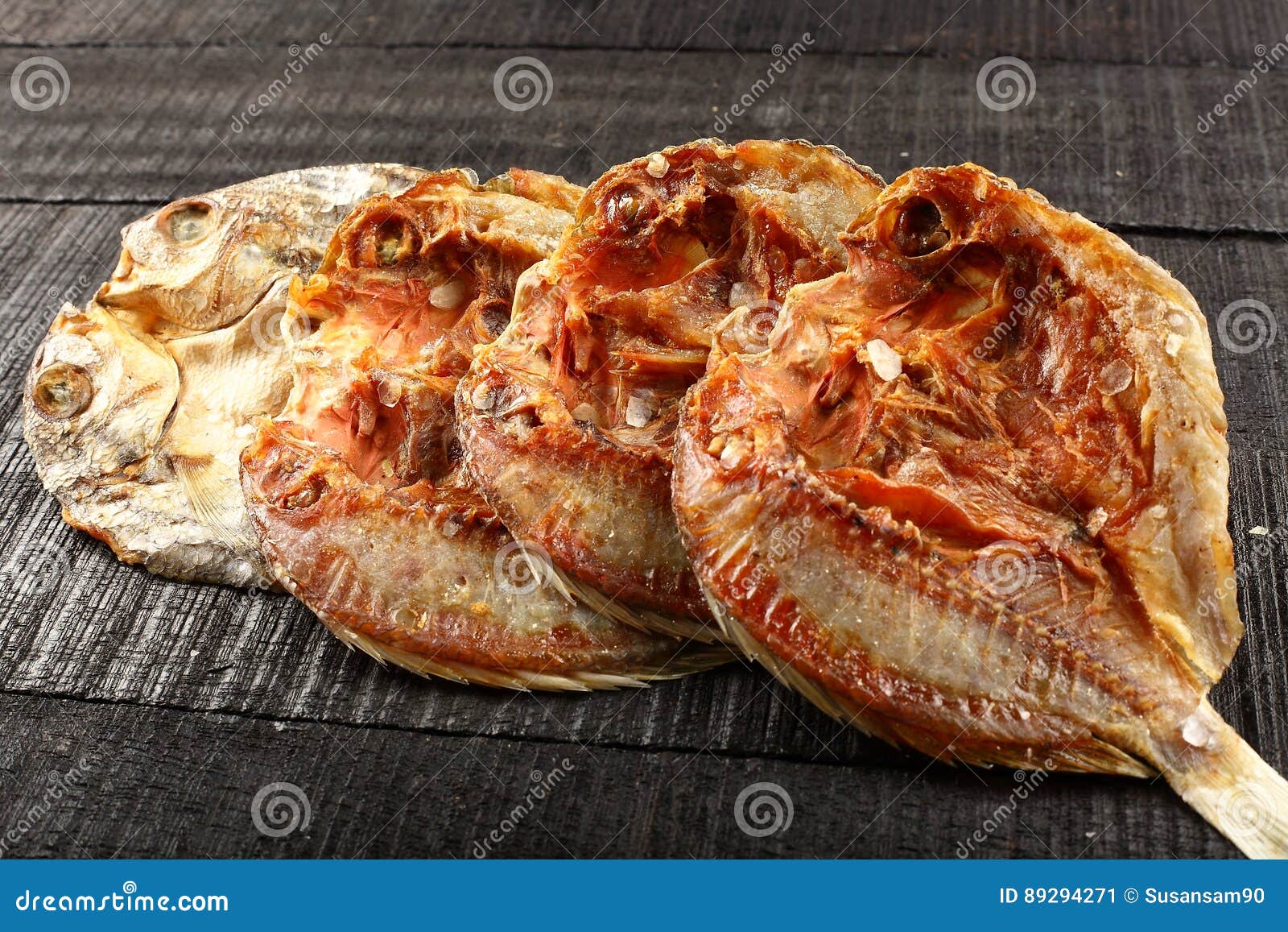 Pesce Crudo Seccato Al Sole Immagine Stock - Immagine di salato, pesci ...