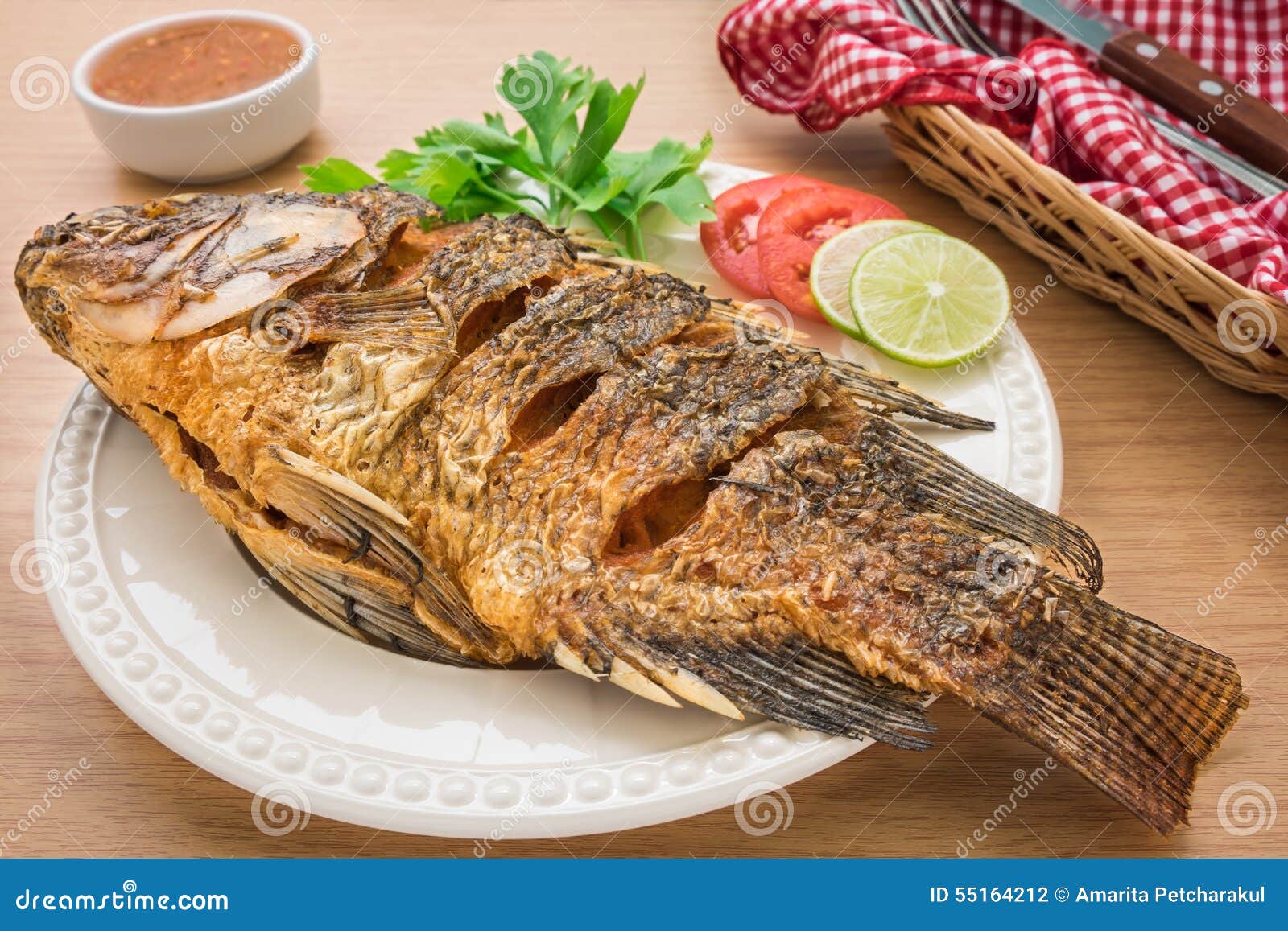 Pesce Fritto Sul Piatto E Sulla Salsa Bianchi Della Immersione ...