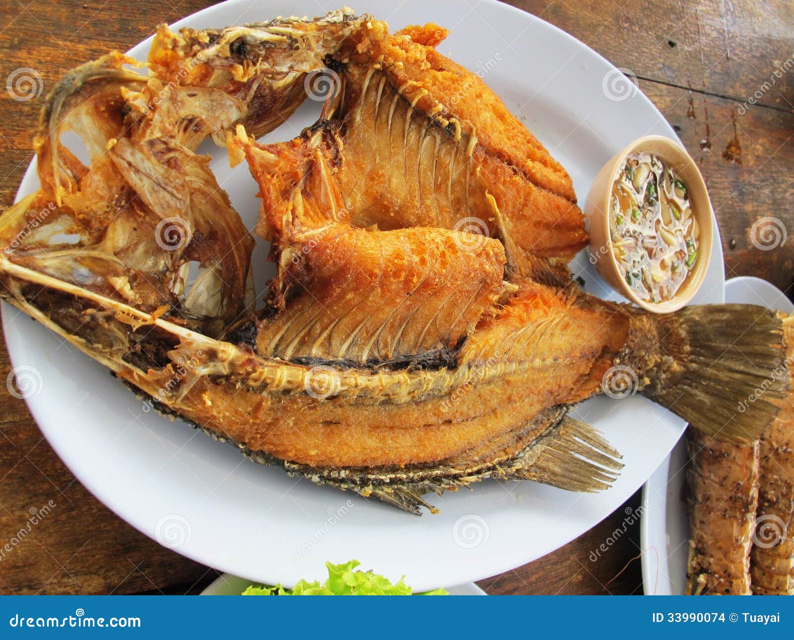 Pesce Persico Di Fried Fish Silver Con La Salsa Di Pesce Fotografia ...