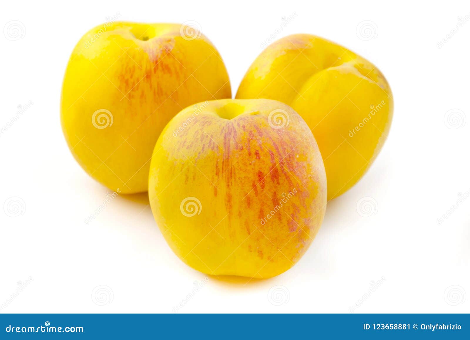 Pesche gialle immagine stock. Immagine di vita, giallo - 123658881