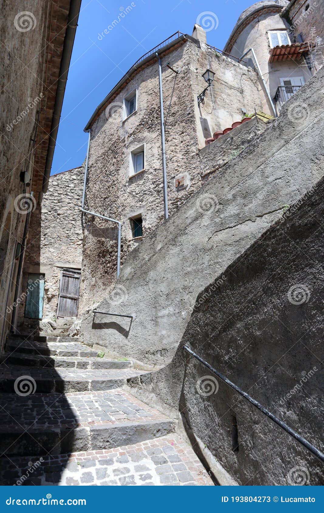 Pesche - Scalinata Verso Il Castello Stock Image - Image of mountain ...