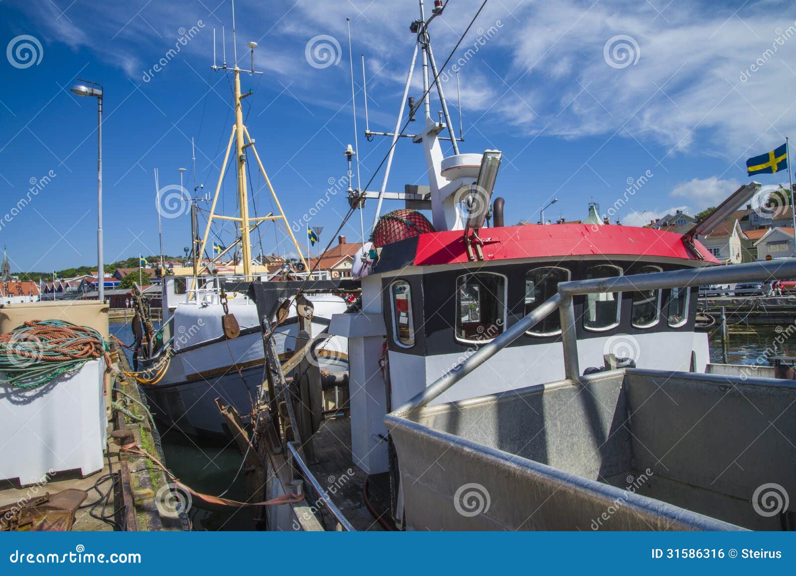 Pescherecci al pilastro fotografia stock. Immagine di corda - 31586316