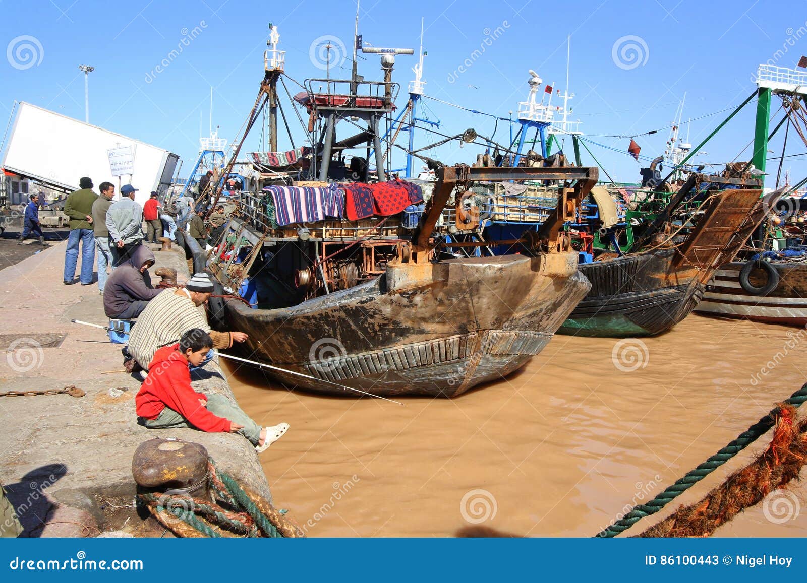 Pescherecci Arrugginiti in Porto Fotografia Stock Editoriale - Immagine ...