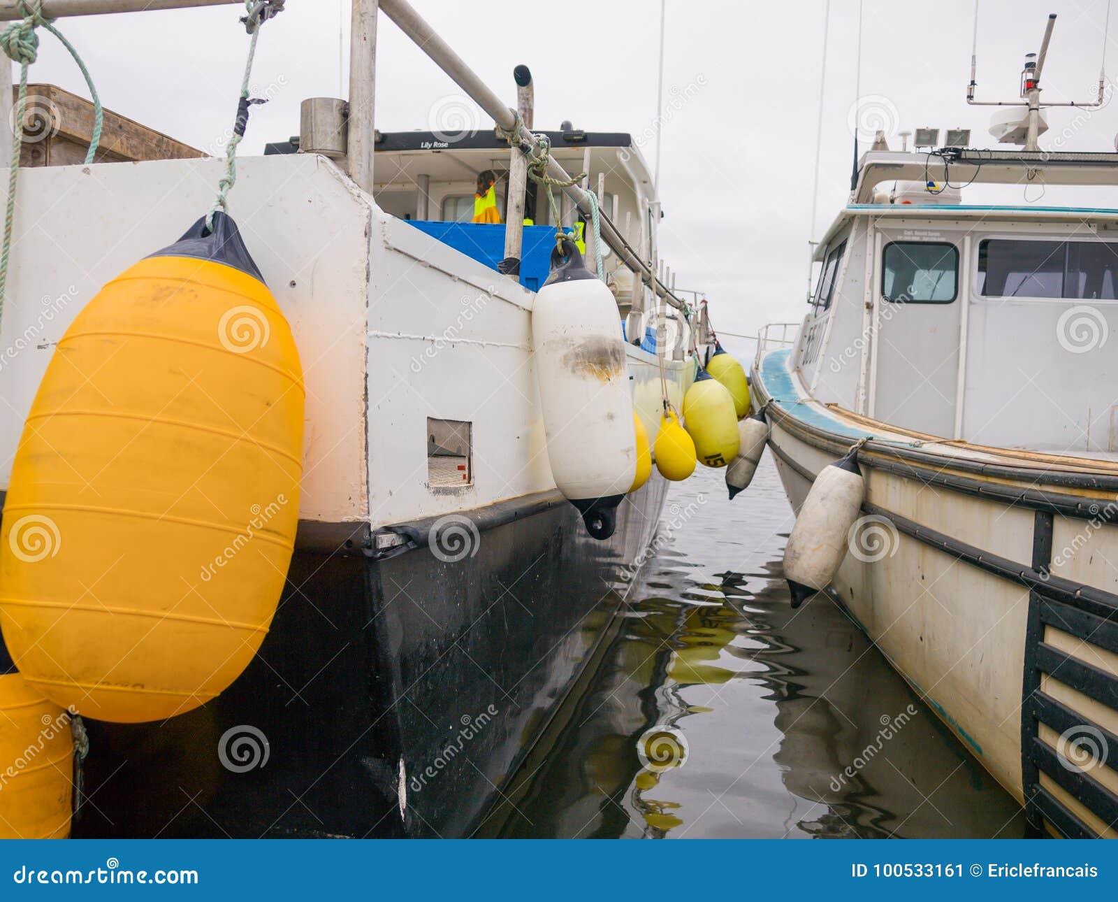 Pescherecci con le boe immagine stock. Immagine di vecchio - 100533161
