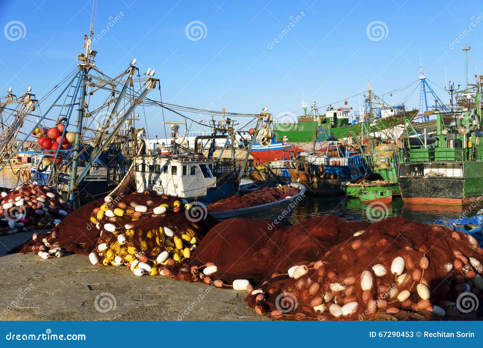 Pescherecci in Essaouira immagine stock. Immagine di bacino - 67290453