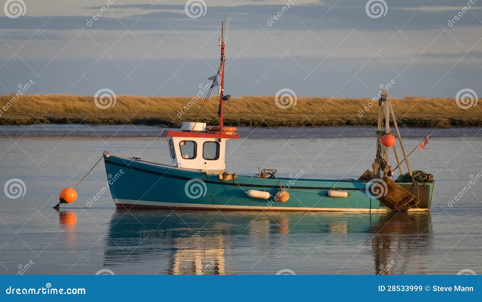 Peschereccio immagine stock. Immagine di sciabica, nautico - 28533999
