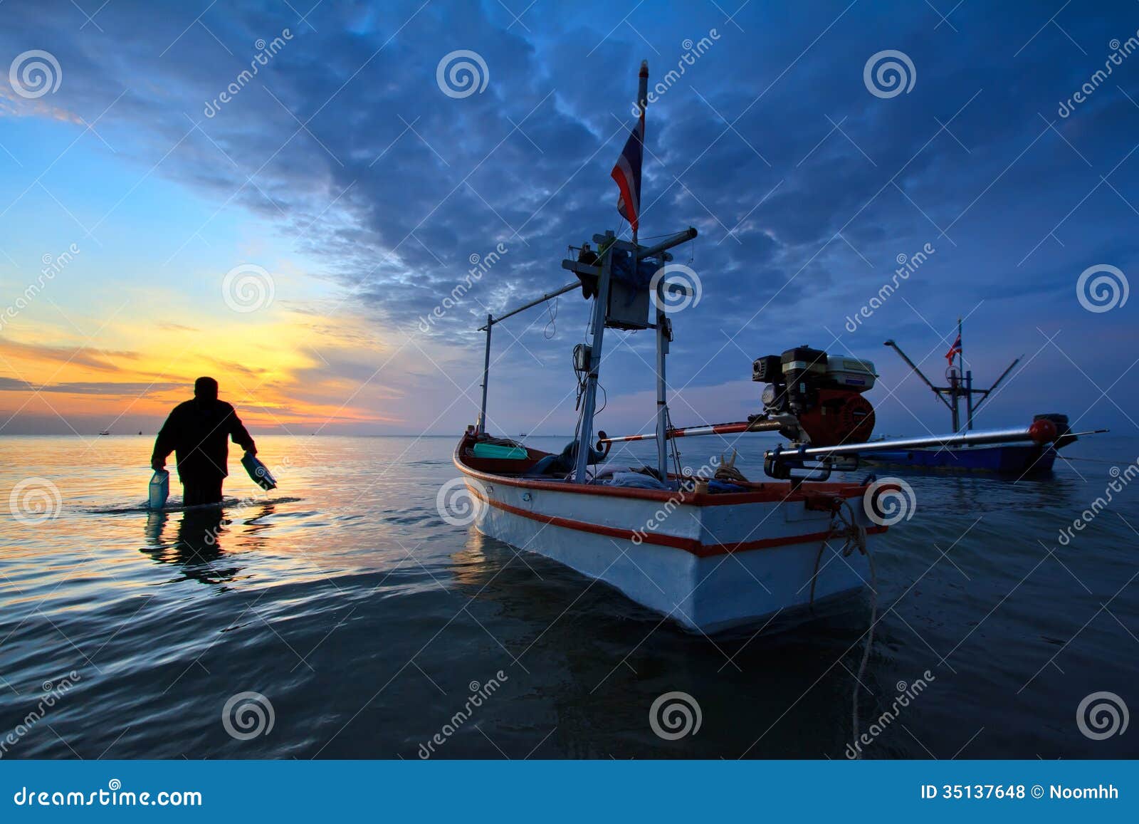 Peschereccio al tramonto fotografia stock. Immagine di sport - 35137648