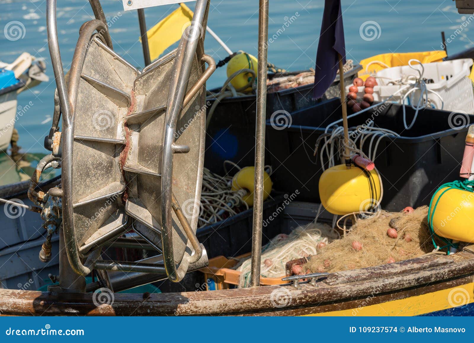 Peschereccio Con L'argano Per Le Reti Fotografia Stock - Immagine di ...