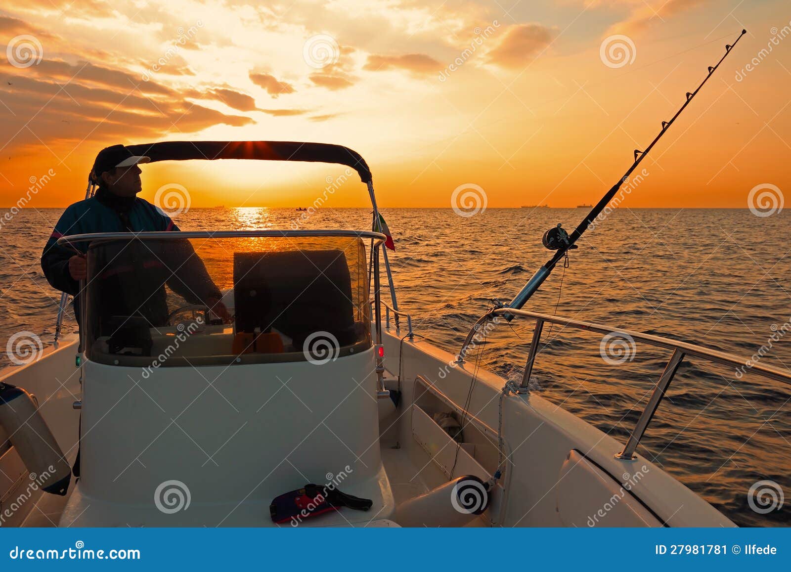 Peschereccio Moderno Ad Alba Immagine Stock - Immagine di scenico ...