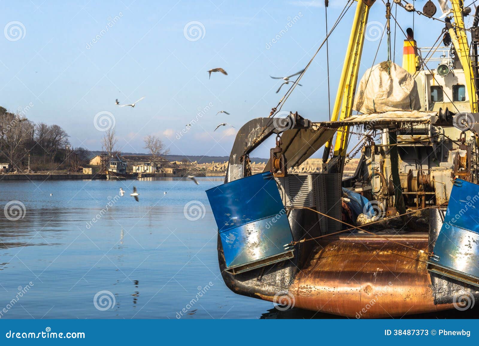 Peschereccio Su Un Attracco Immagine Stock - Immagine di oceano ...