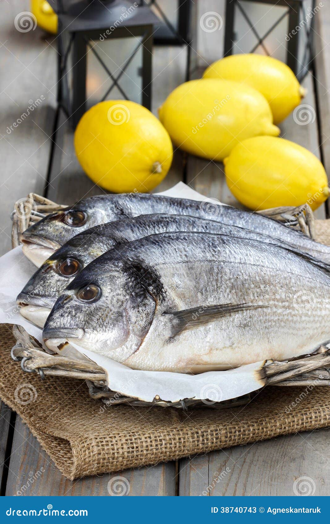 Pesci Dell'orata Della Scrofa-testa in Canestro Di Vimini Immagine ...
