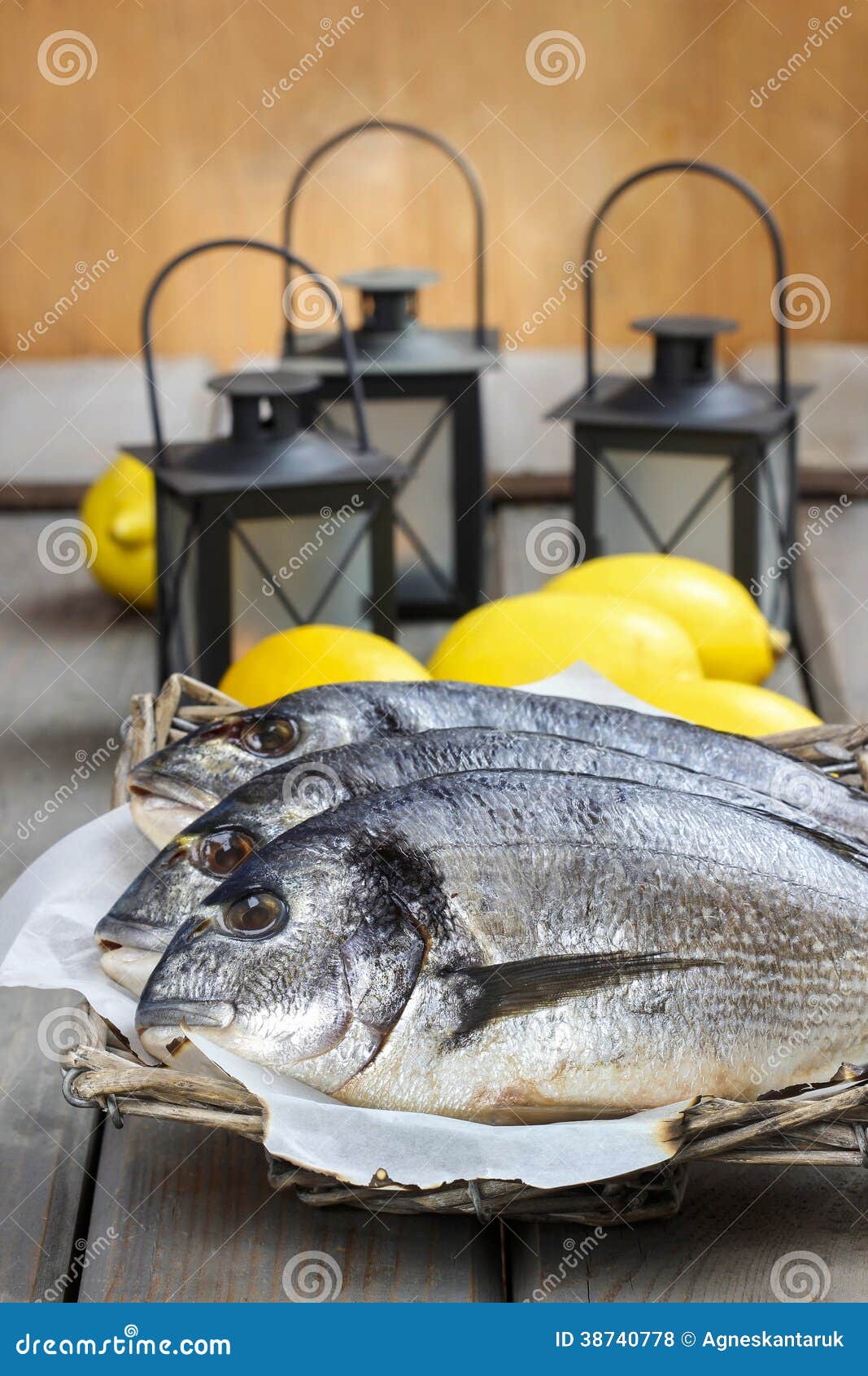 Pesci Dell'orata Della Scrofa-testa in Canestro Di Vimini Fotografia ...