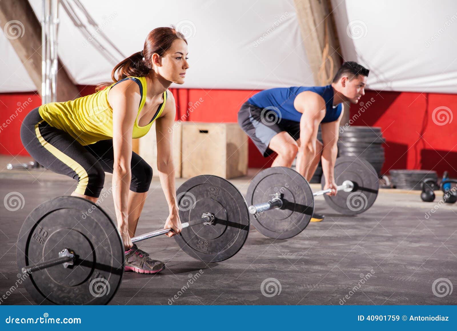 Pesi Di Sollevamento Ad Una Palestra Immagine Stock - Immagine di ...